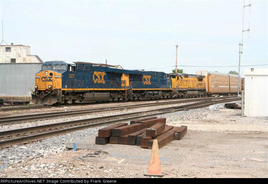 CSX 5277 westbound with UP freight.